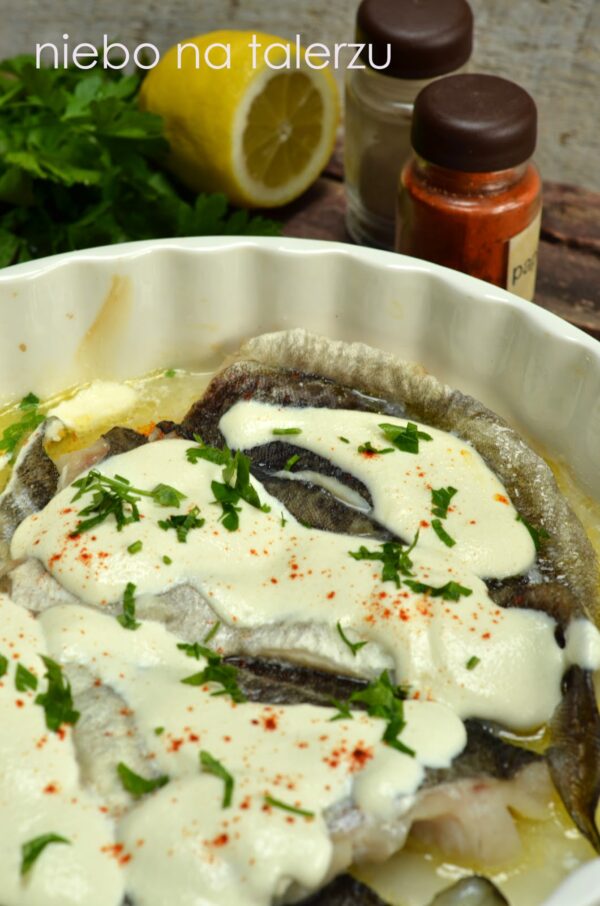 Ryba pieczona w porach i śmietanie - niebo na talerzu