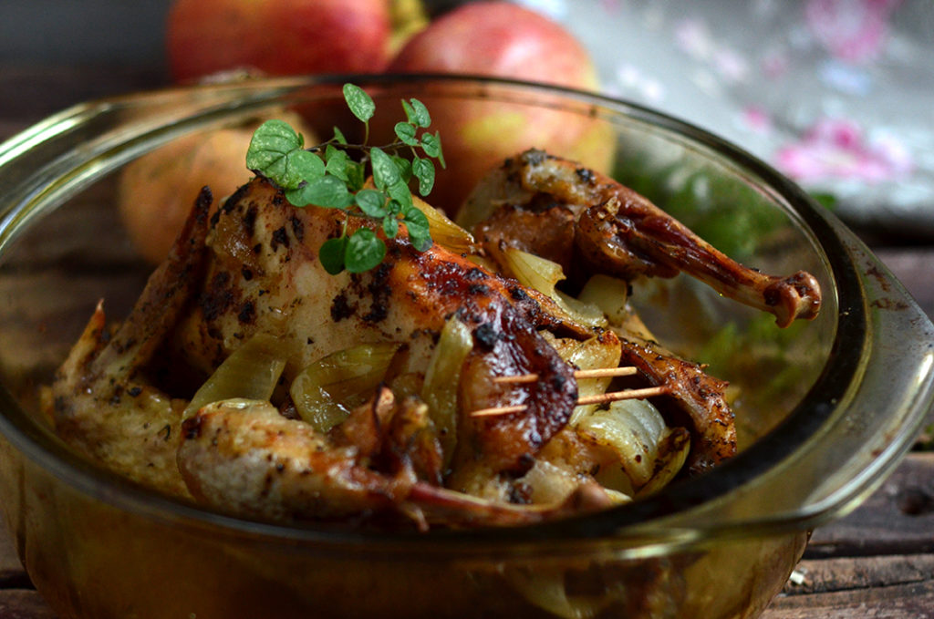 Perliczka pieczona z cebulą i jabłkami - niebo na talerzu